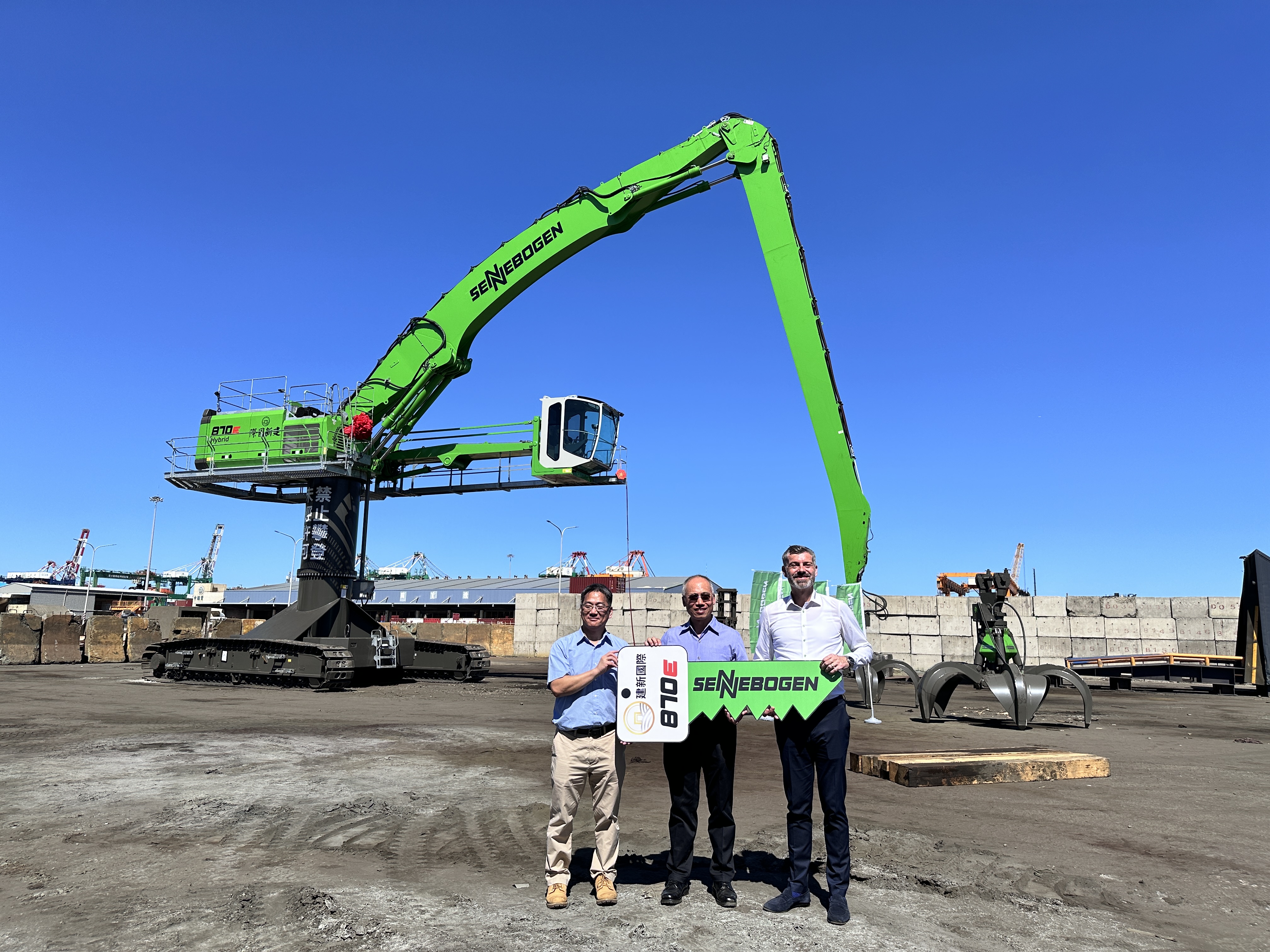 Taichung Port: seventh SENNEBOGEN 870 in the fleet