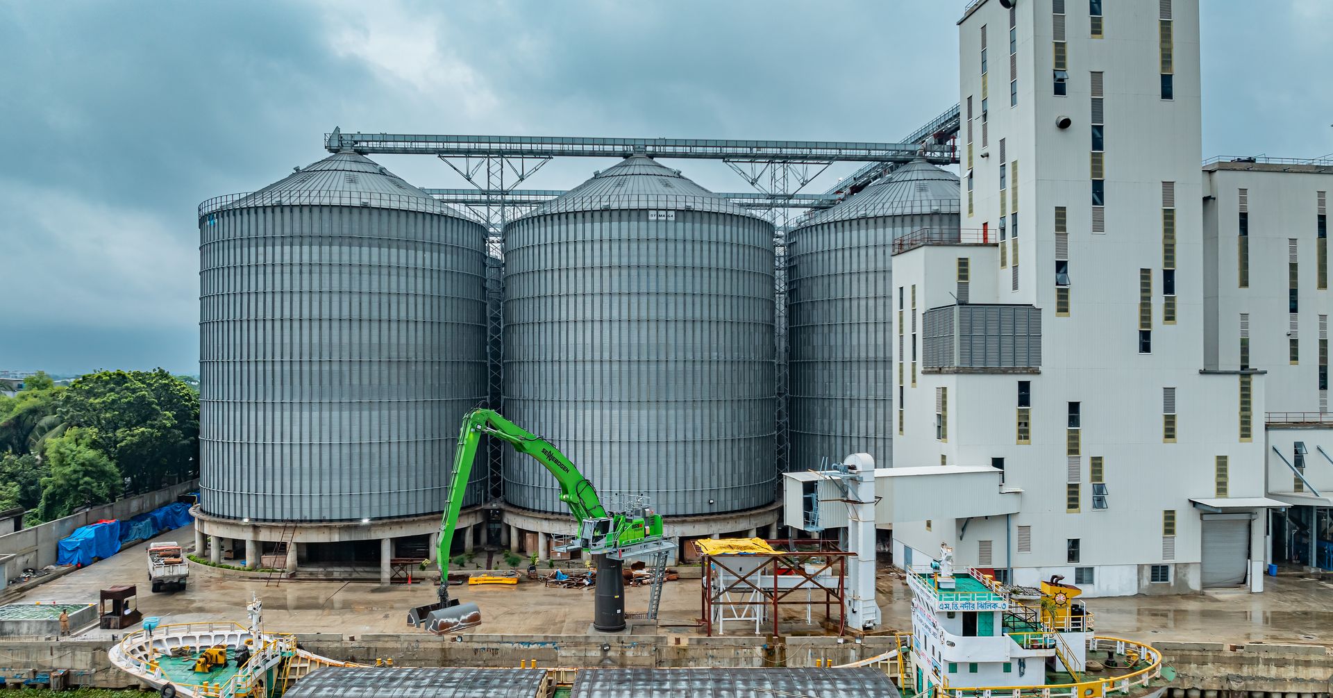 Environmentally friendly material handler replaces ship unloader in Japan