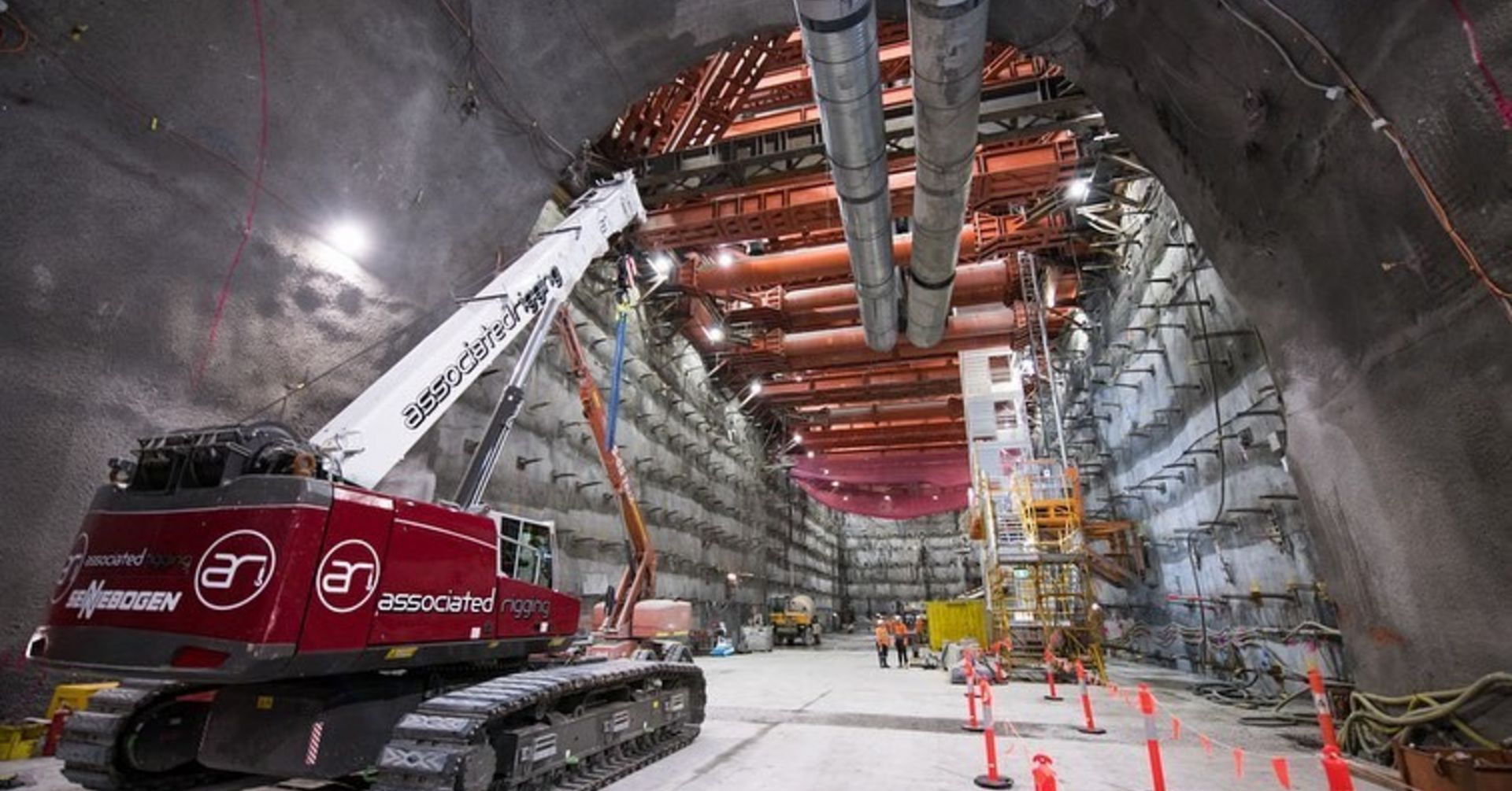Metro tunnelling in Melbourne: Telescopic crane in a confined space
