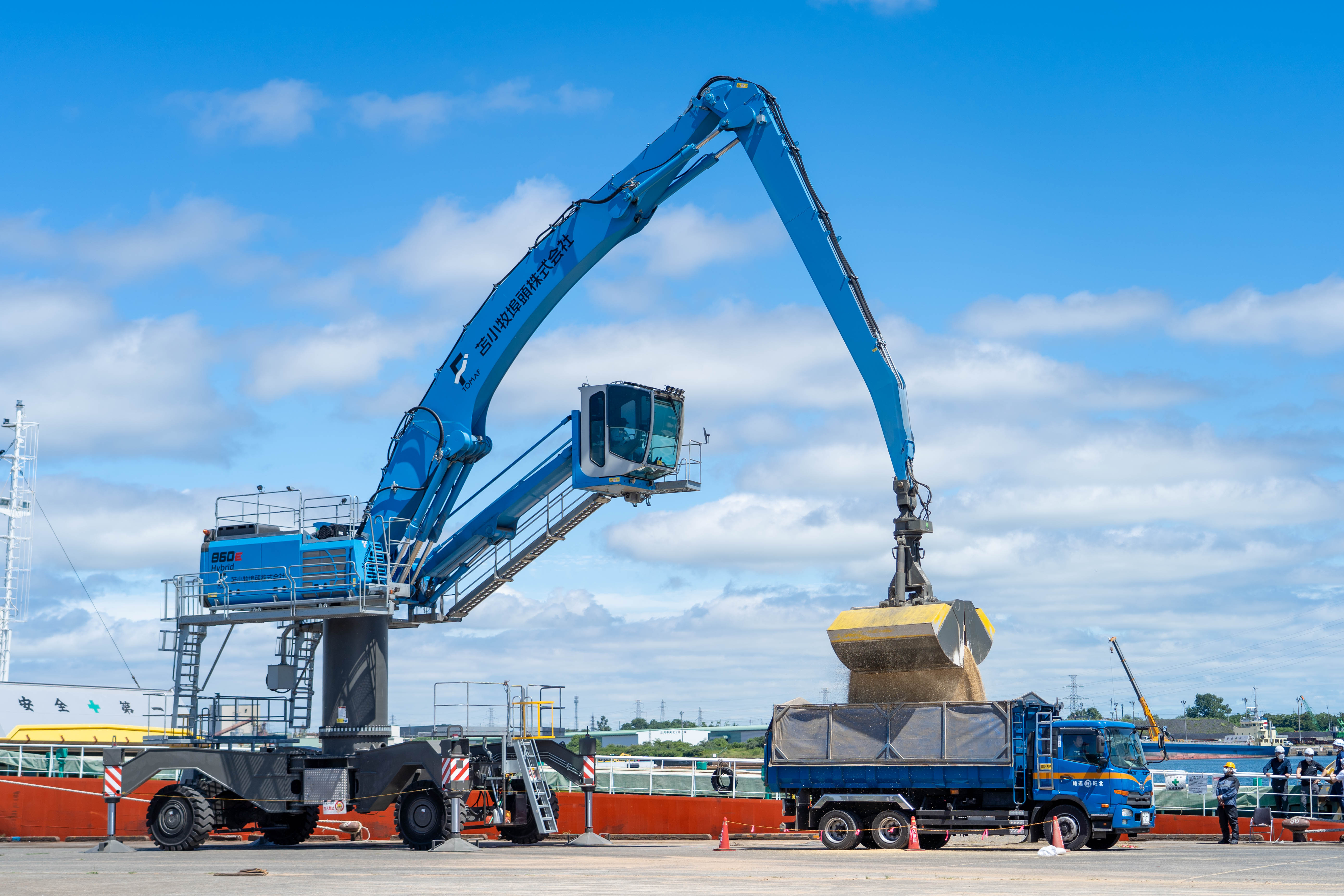 Environmentally friendly material handler replaces ship unloader in Japan