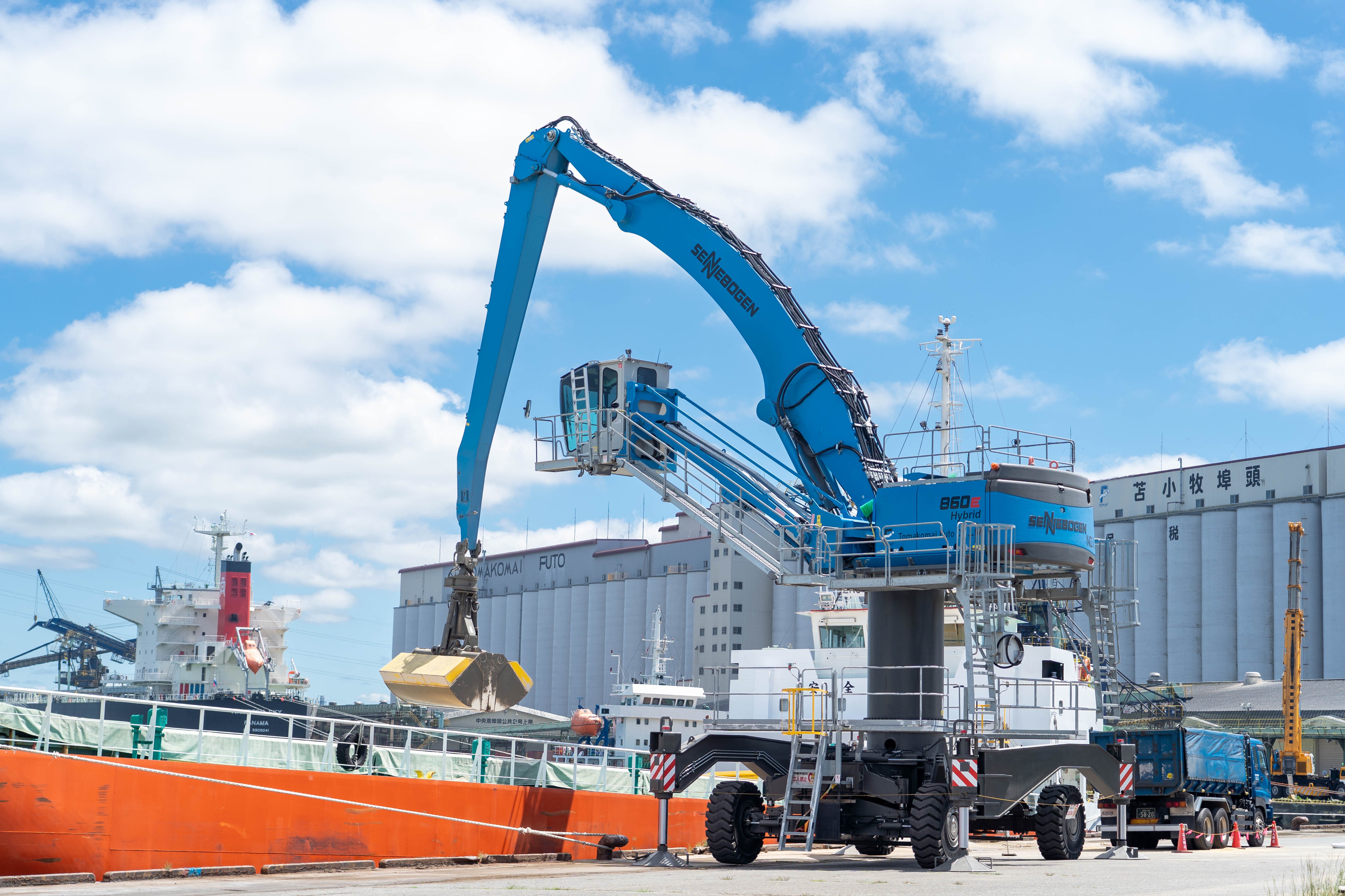 Environmentally friendly material handler replaces ship unloader in Japan