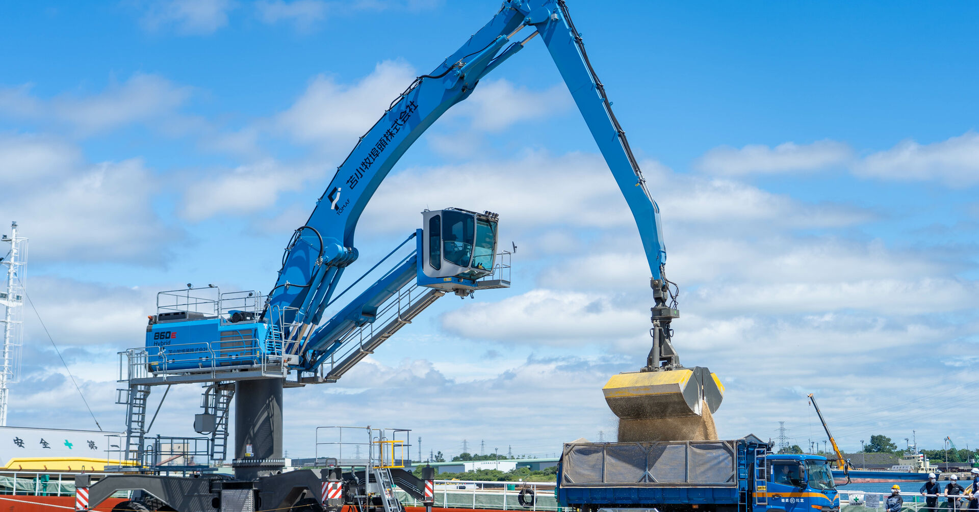 Environmentally friendly material handler replaces ship unloader in Japan