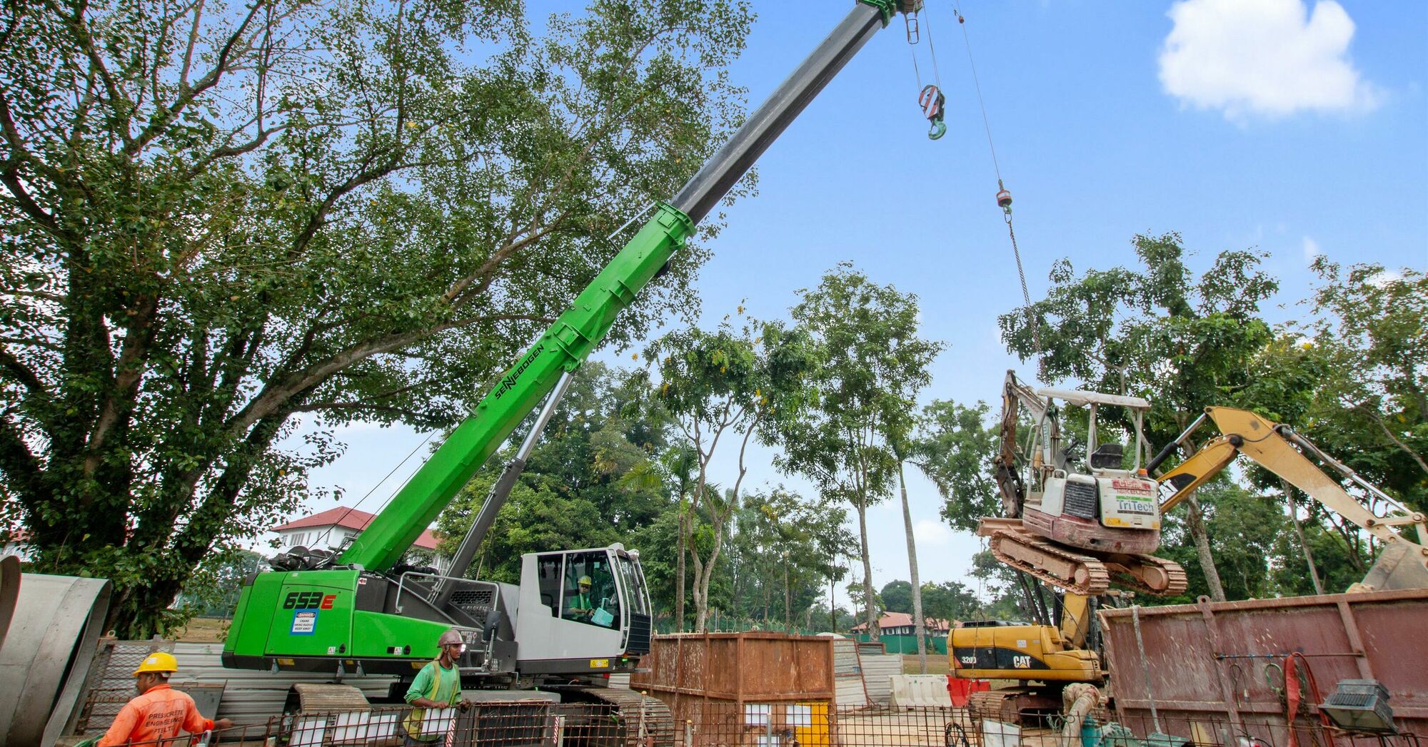 Sewer maintenance with SENNEBOGEN crane in Singapore